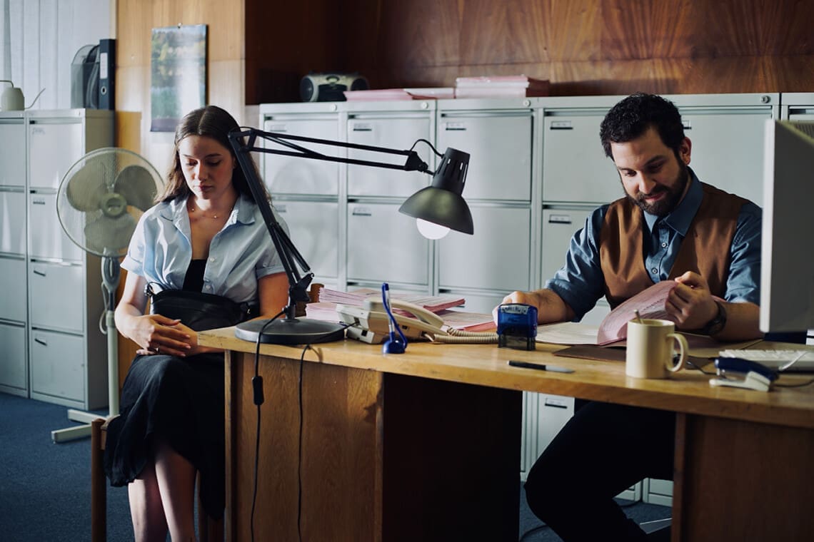 Recenze Srnky: Film, kde se humor vytratí a zbyde jen nahé tělo Robina ...