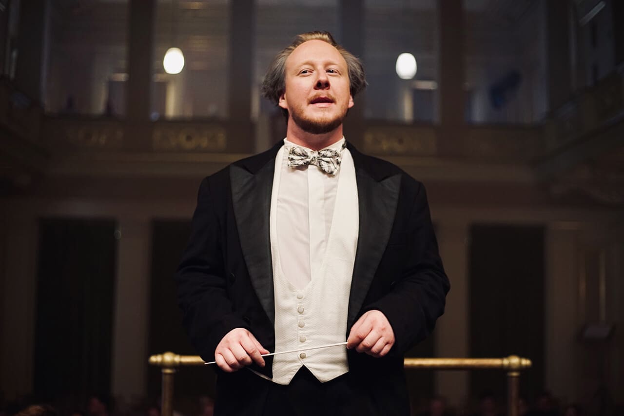 Recenze Srnky: Film, kde se humor vytratí a zbyde jen nahé tělo Robina ...